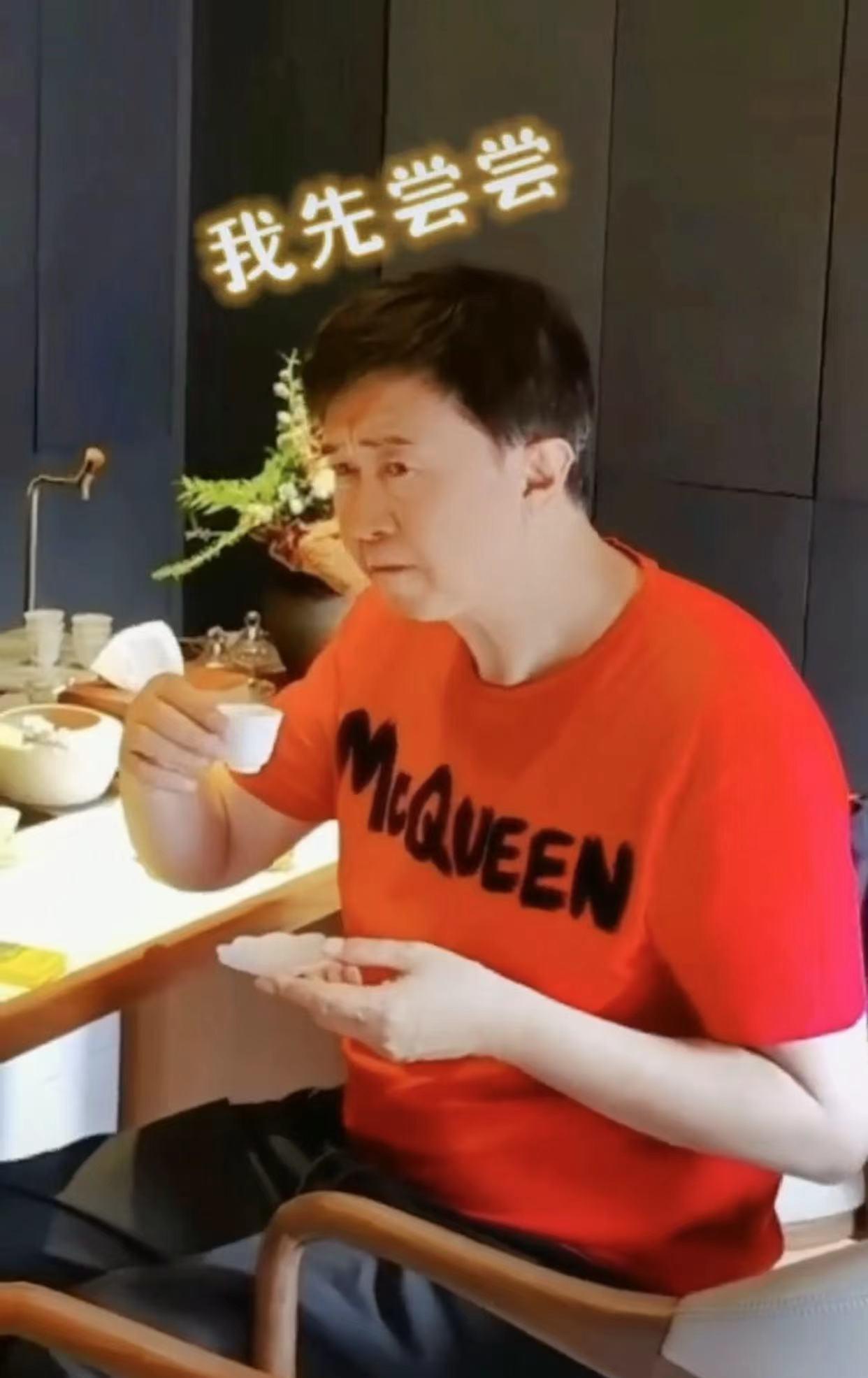 Fu Disheng took a group photo on Dong Wenhua's birthday!Wearing luxury ...