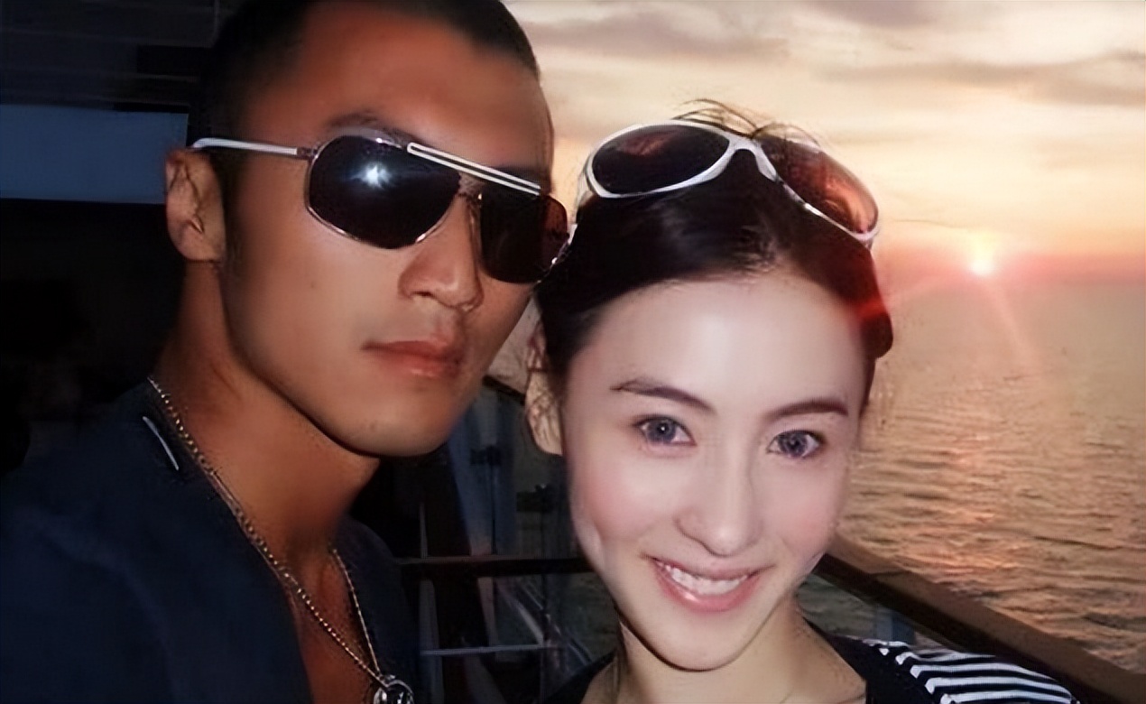 "Feng Fei" rarely shows affection, reappears in the century holding hands, ex-wife Cecilia ...