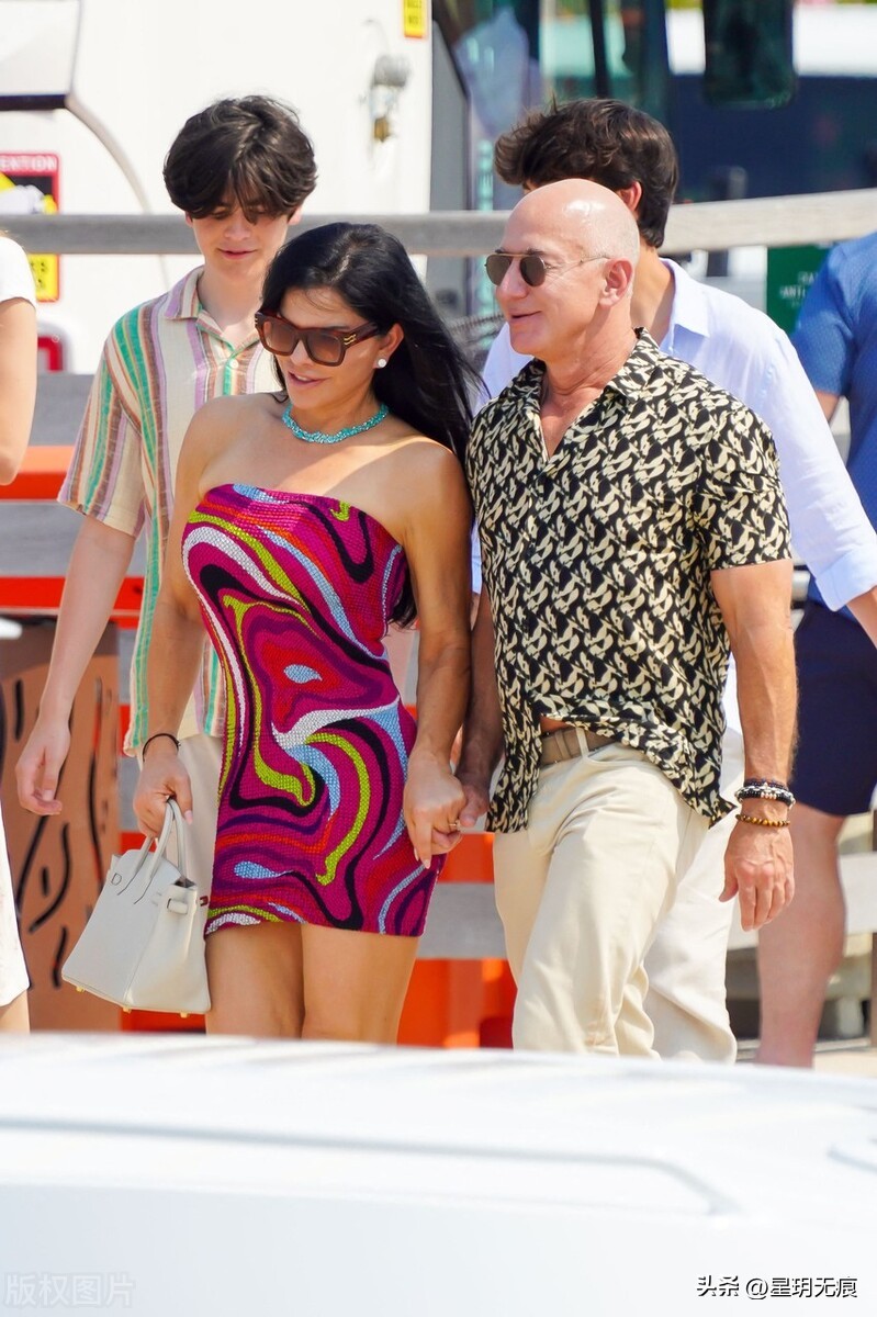 Billionaire Jeff Bezos vacations in France with fiancee Lauren Sanchez ...