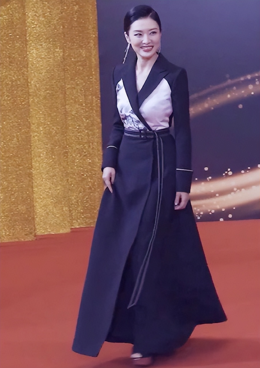 Zhou Tao's international red carpet is a god! Wearing an ink dress is ...