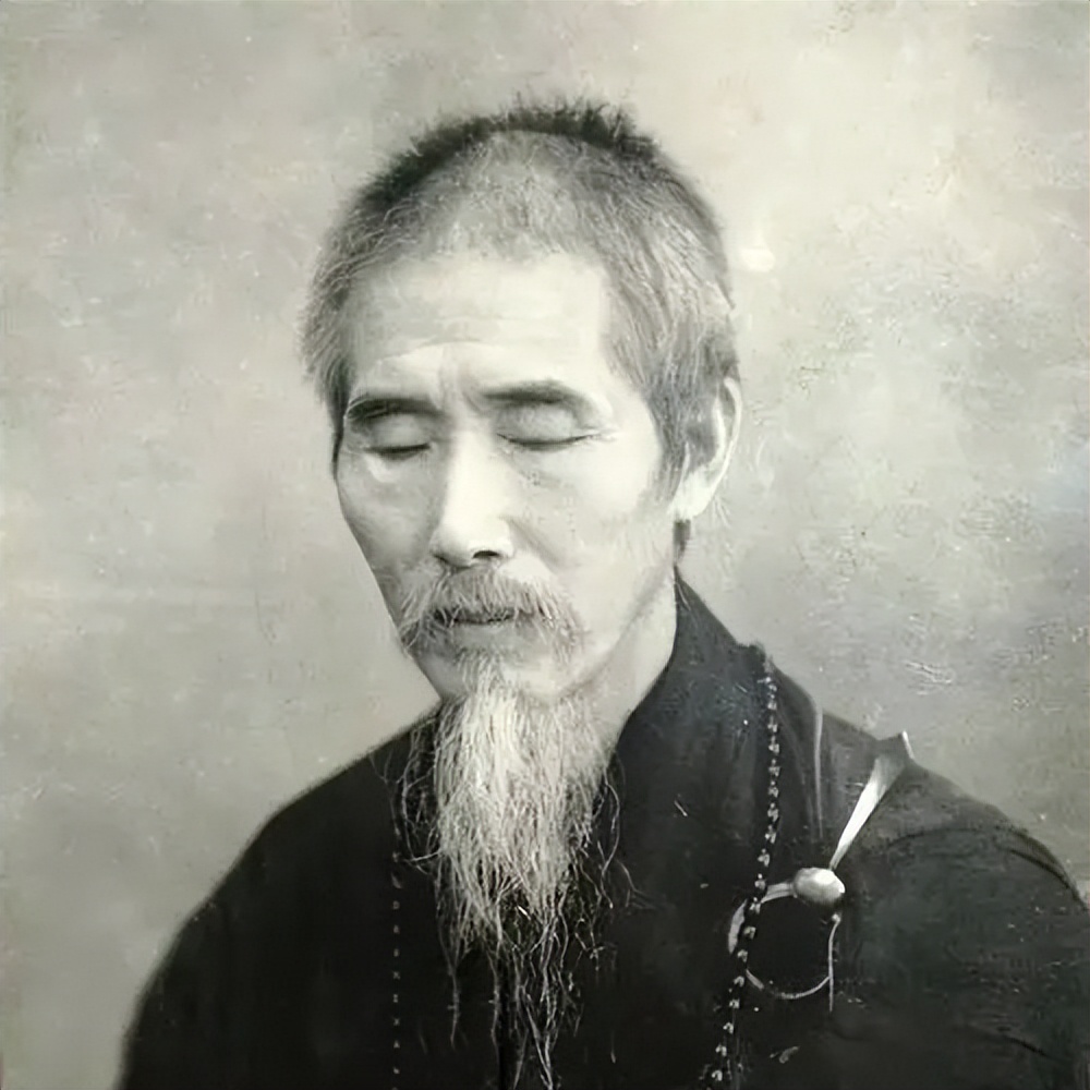 In Yunmen Temple in 1951, the 112-year-old old monk Xuyun was ...