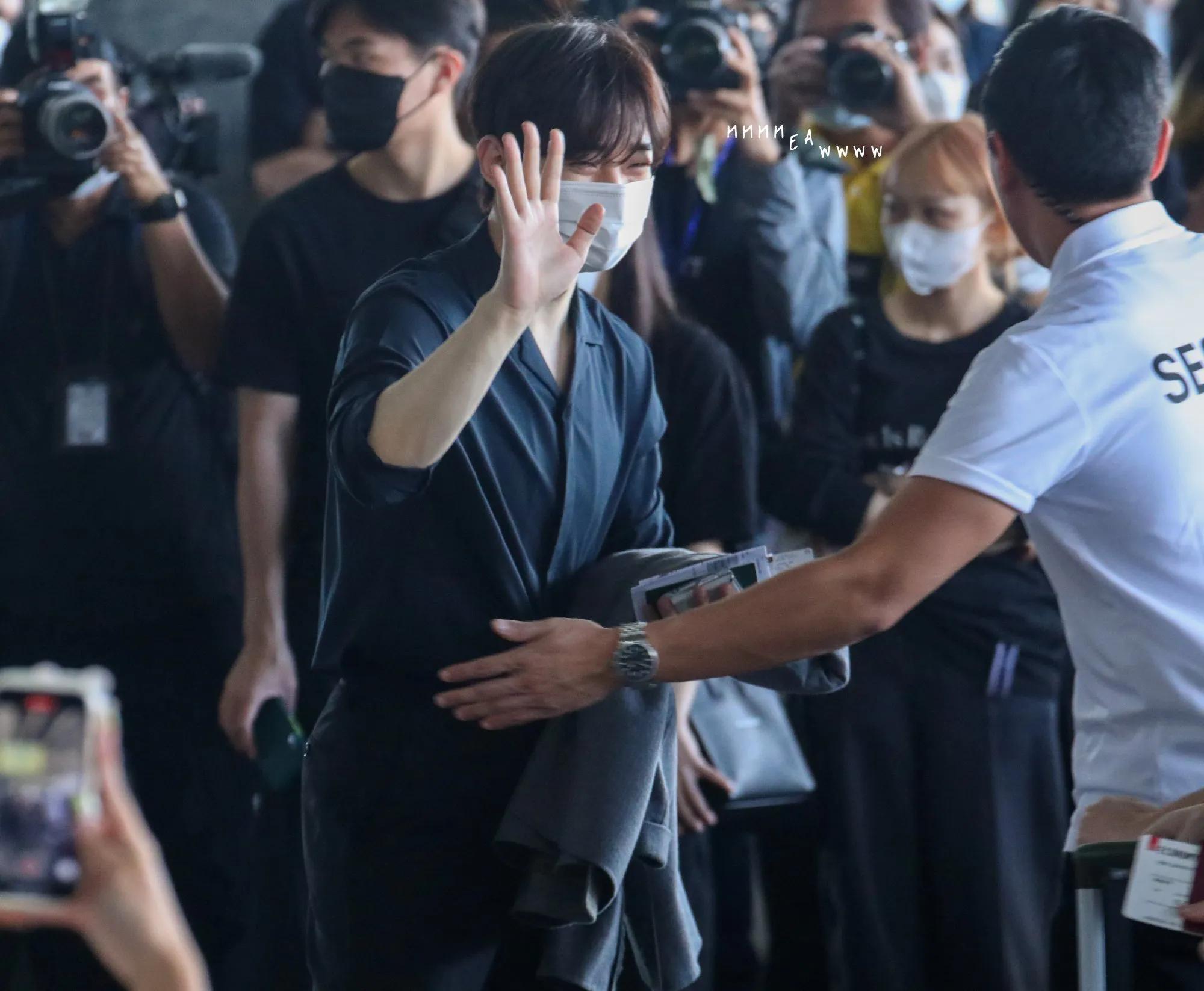 Photo of Li Junhao arriving at the airport in Thailand - iNEWS