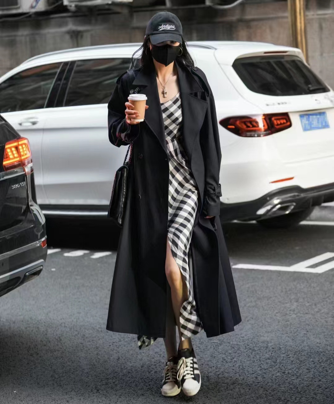 Wearing "windbreaker + dress" in autumn is super fashionable! Beautiful ...