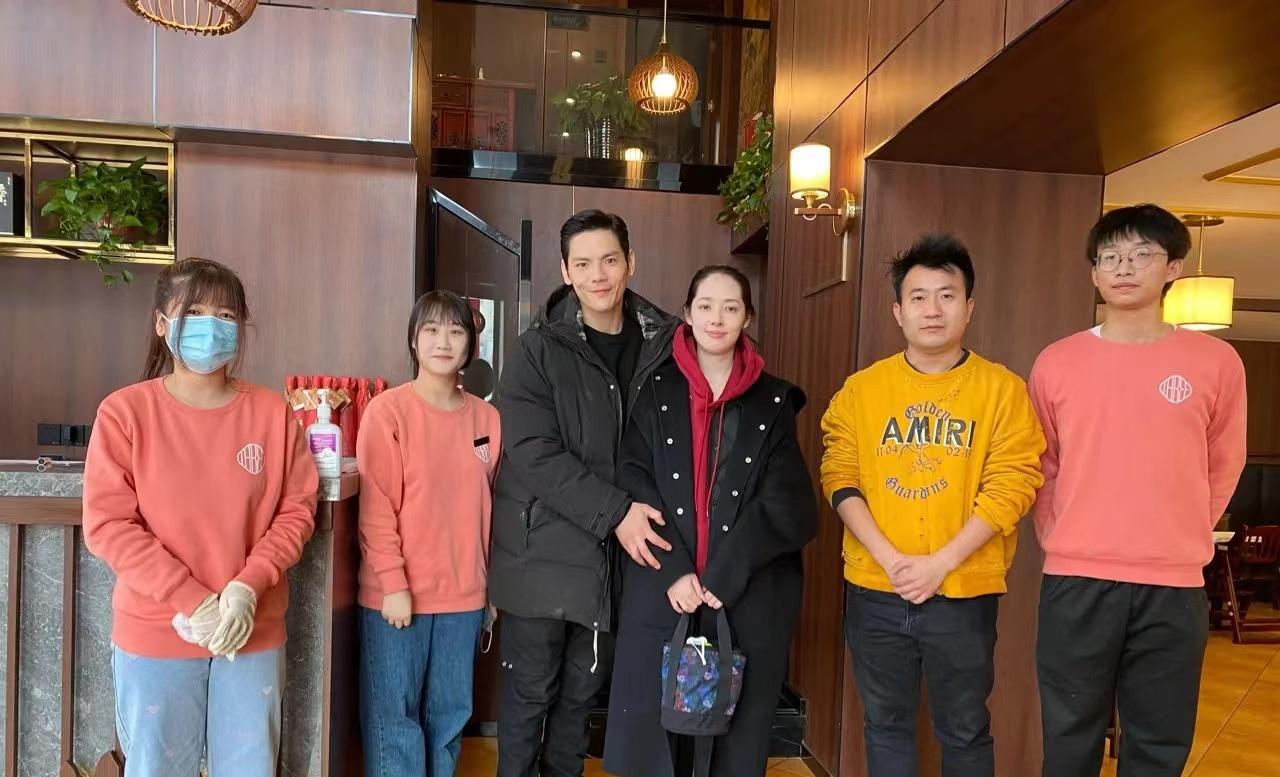 Xiang Zuo and his wife showed up at the noodle shop, Guo Biting leaned ...