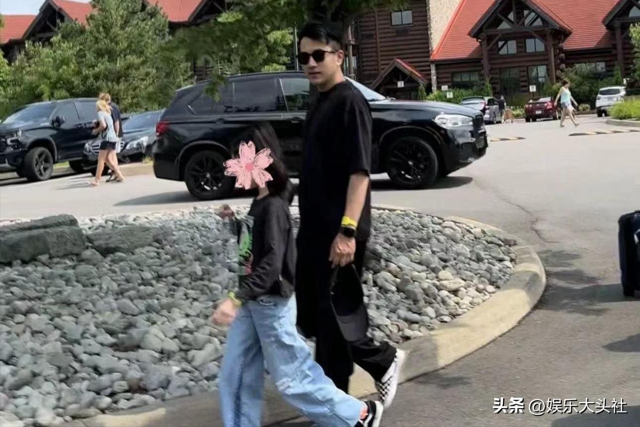 Hawick Lau was met by chance while traveling with his daughter. The 9 ...