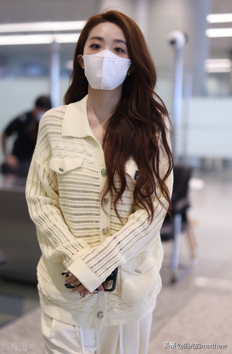 Yu Yan's golden hair is very beautiful, and the mesh sweater is even ...