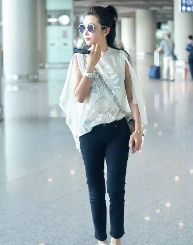 "Water radish" skinny jeans with a lace top, Li Bingbing reproduces the ...