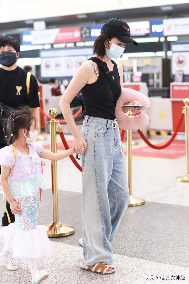 Yinger and her daughter appeared at Beijing Capital Airport - iNEWS