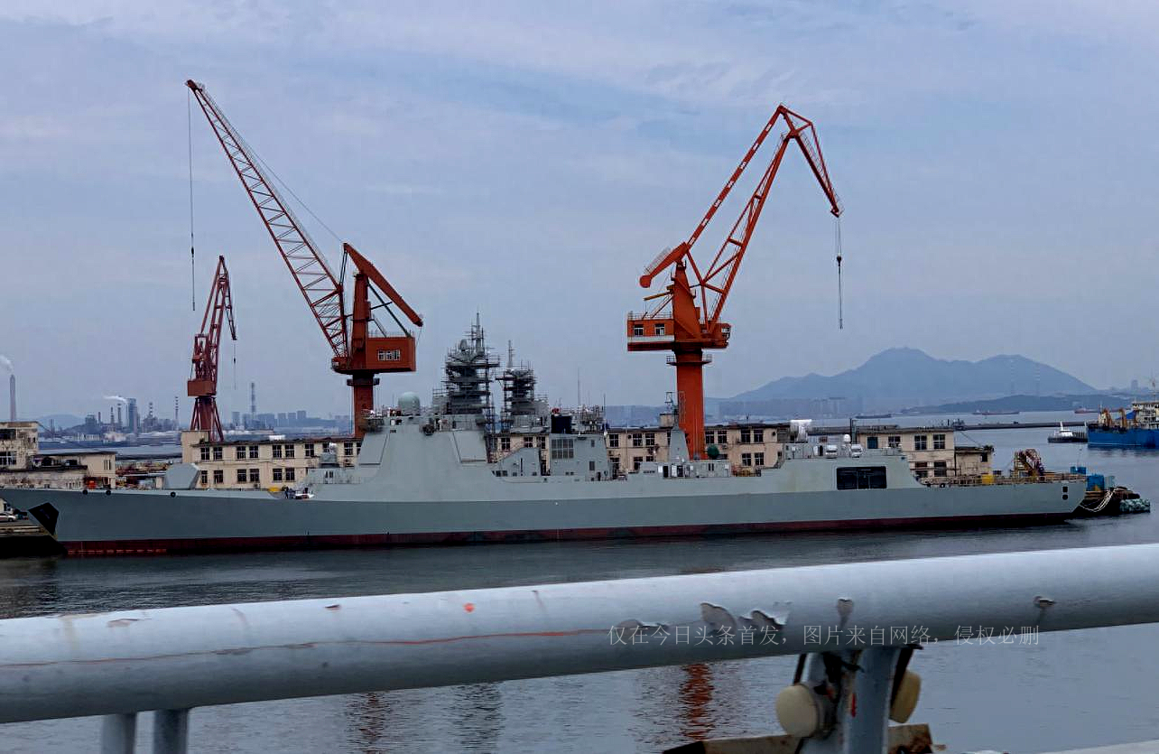 Double happiness comes when the southern Hudong plant 054B is launched ...