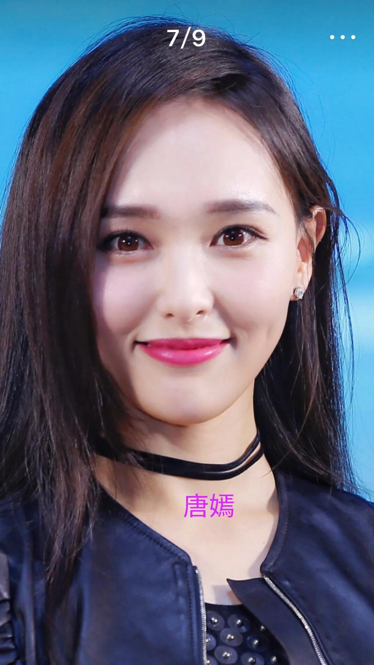 Zhang Jiani hits Tang Yan with a beautiful photo of her dimples, and posts that she smiles at ...