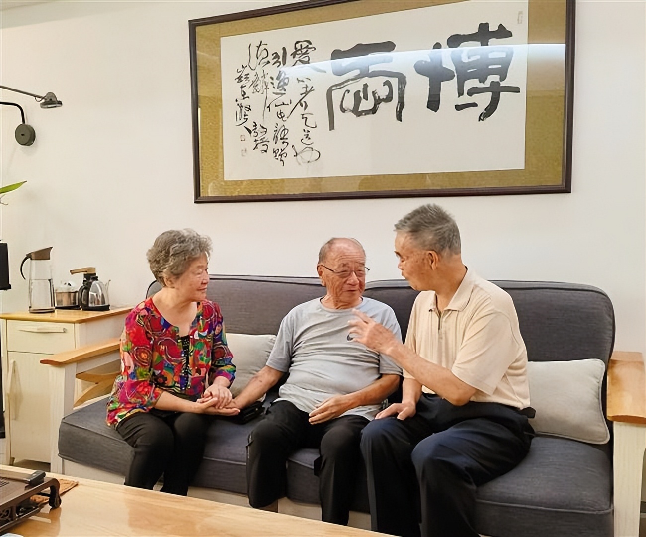 Fighting hero Mai Xiande visits medical professor Sun Delin - iNEWS
