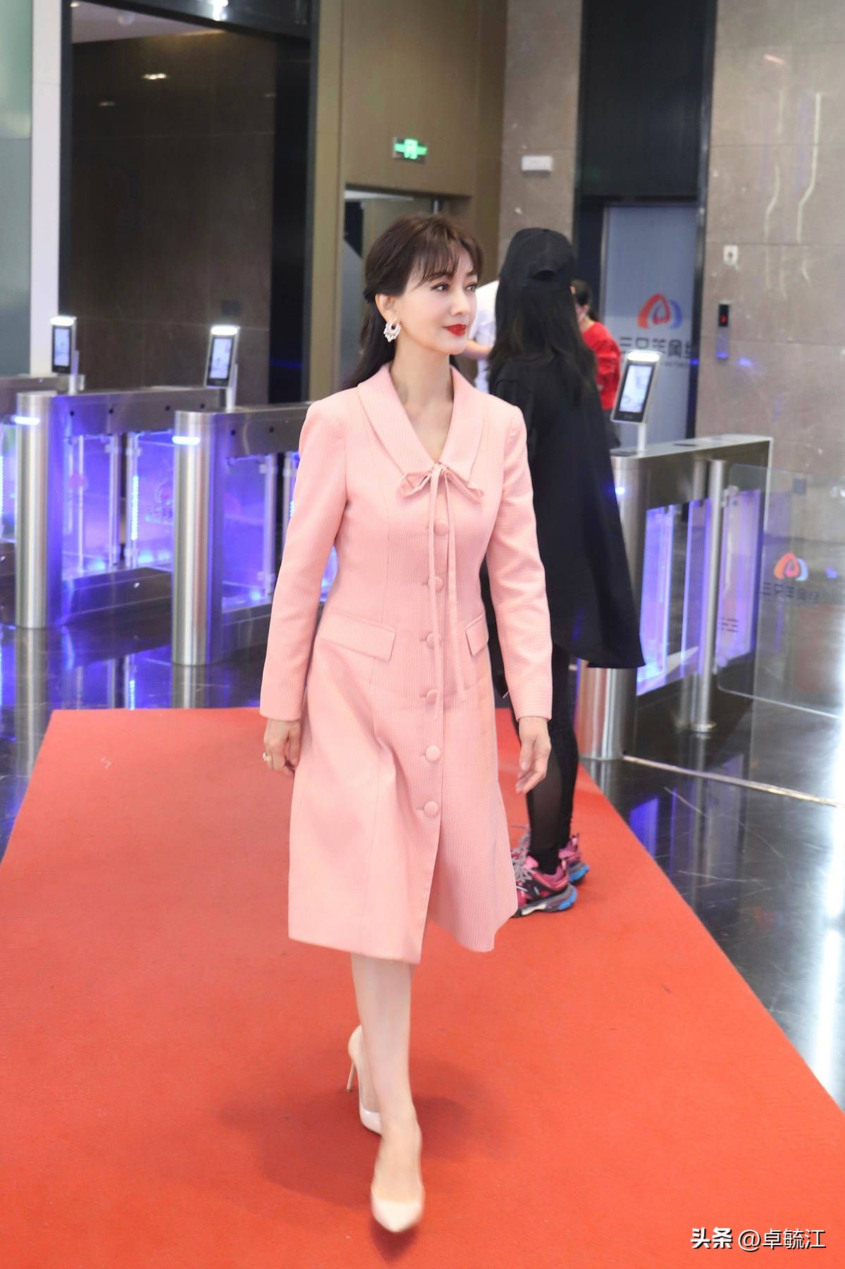 Zhao Yazhi's pink shape praised her self-confidence and generosity, and ...