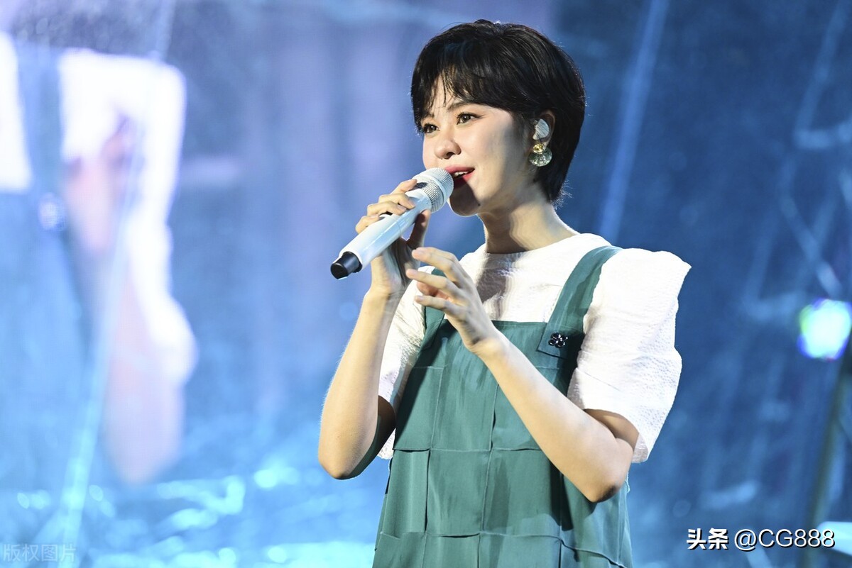 Yu Kewei sings at the 2023 Suzhou Paradise Heineken Super Beer Music Festival - iNEWS