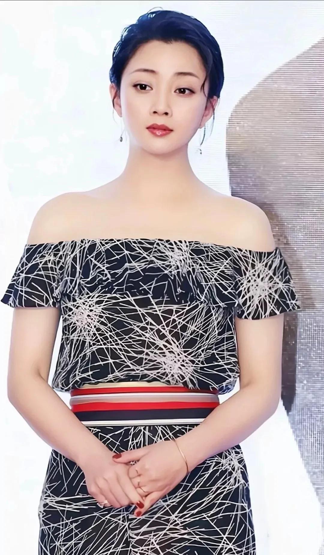 Li Sisi, Zhou Tao, Dong Qing, Li Hong, Zhu Xun, Fang Qiong, Liu Yan and other hosts, who is the ...