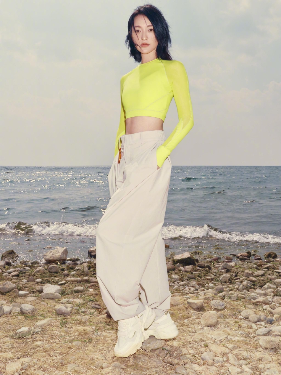 Unlimited vitality! Zhou Xun's latest seaside vacation style photo - iMedia