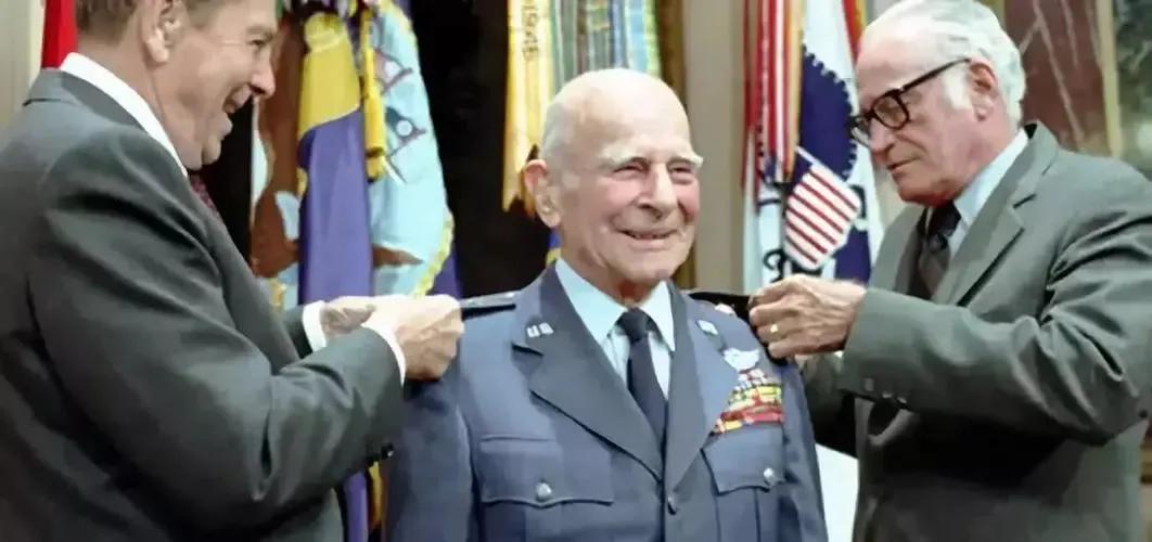 The man who sank two aircraft carriers in one day, the hero of the ...