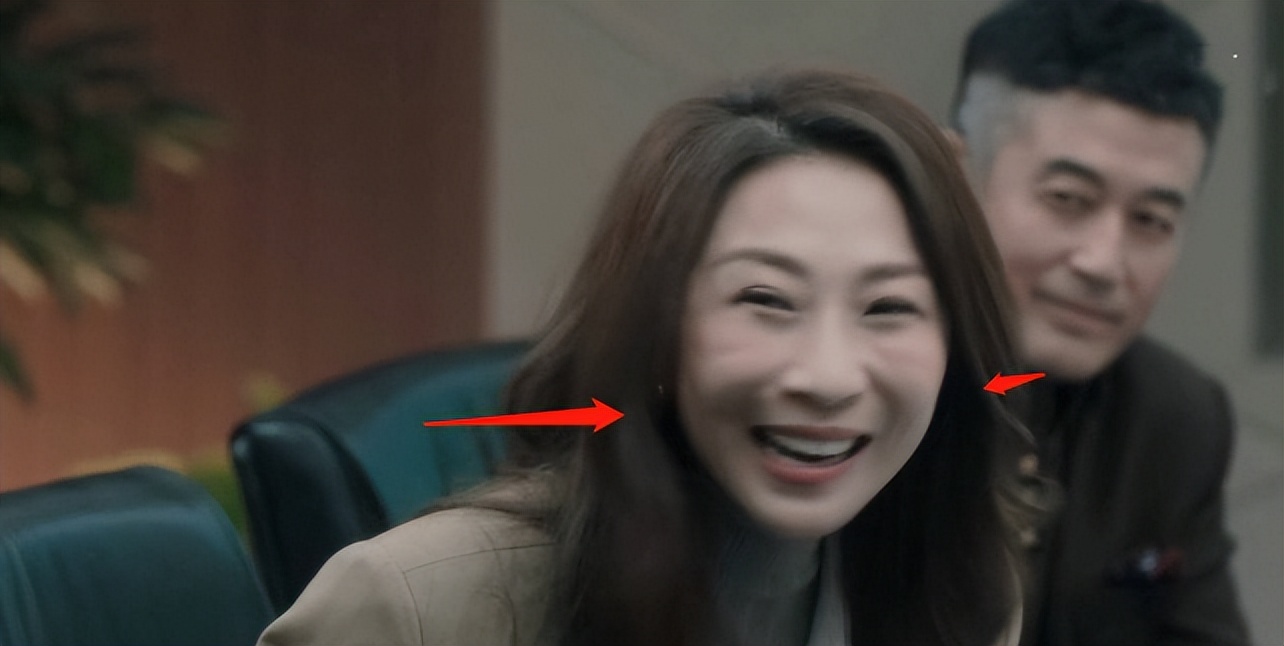 With a swollen face and a stiff expression, the actress under CCTV's ...