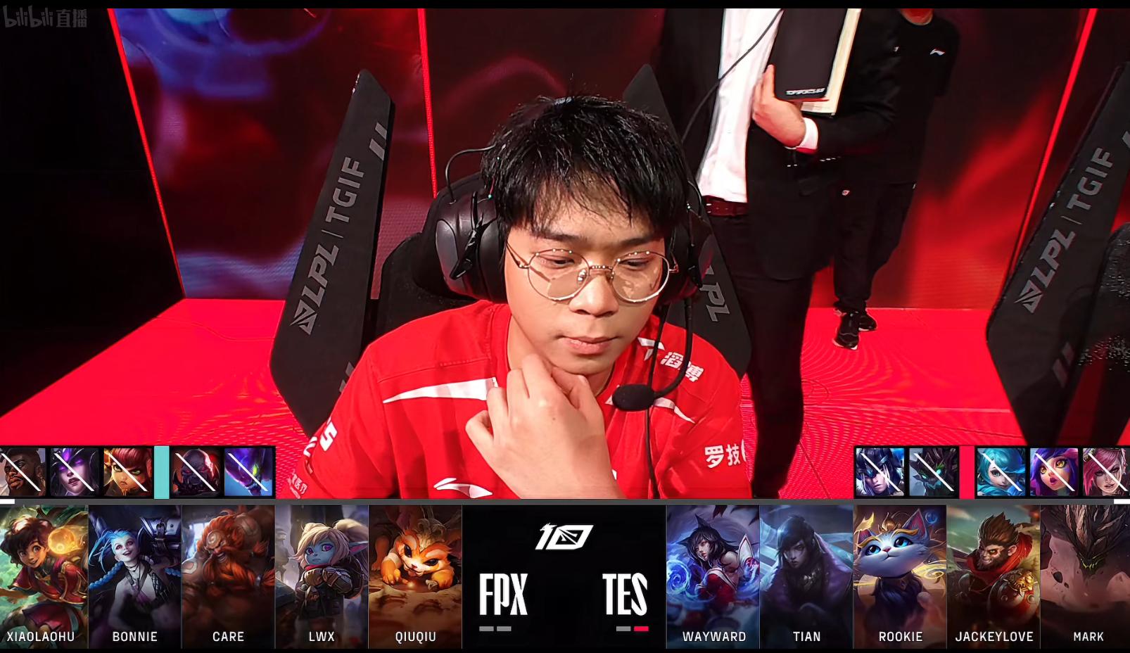 LOL-LPL: Ashui Aphelios flashed forward and slashed forward for double ...