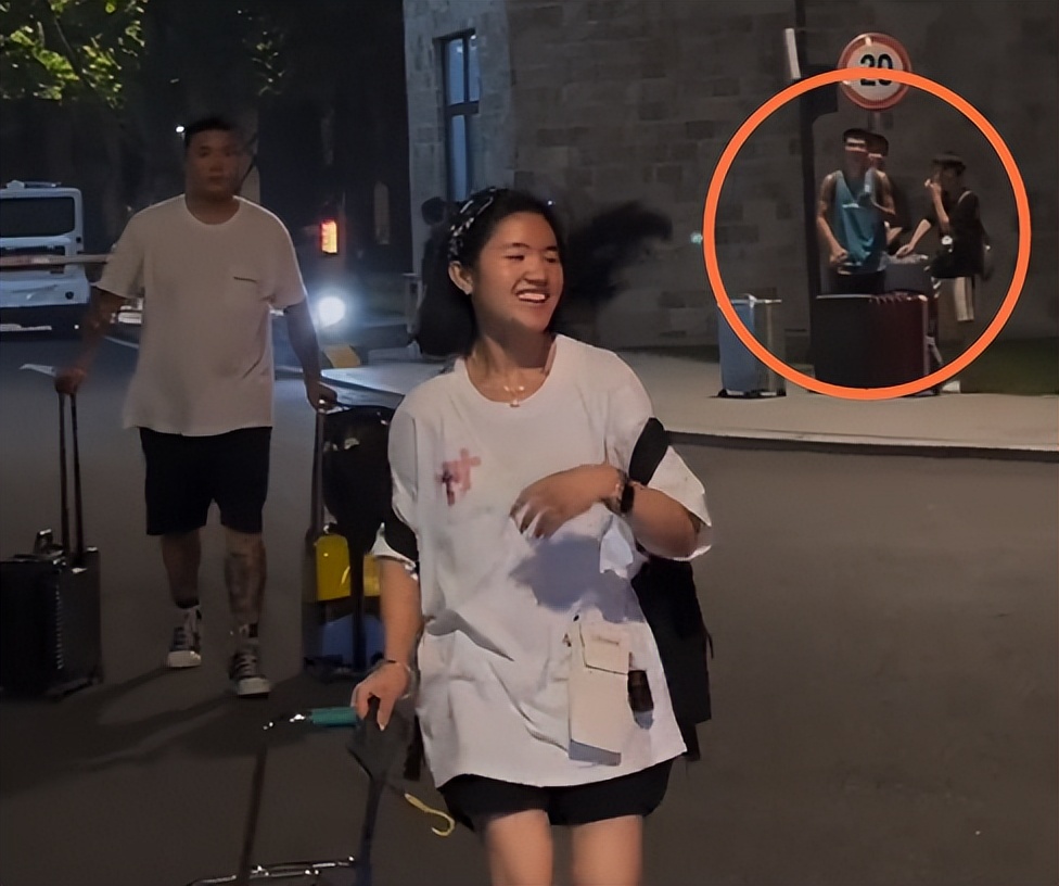 UU is on holiday, Cui Jin dispatches 3 people and 4 luxury cars to pick ...