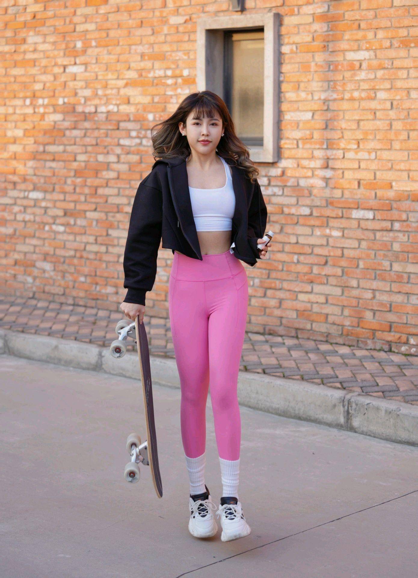 A girl with an excellent hip-to-hip ratio chooses skinny jeans, which ...