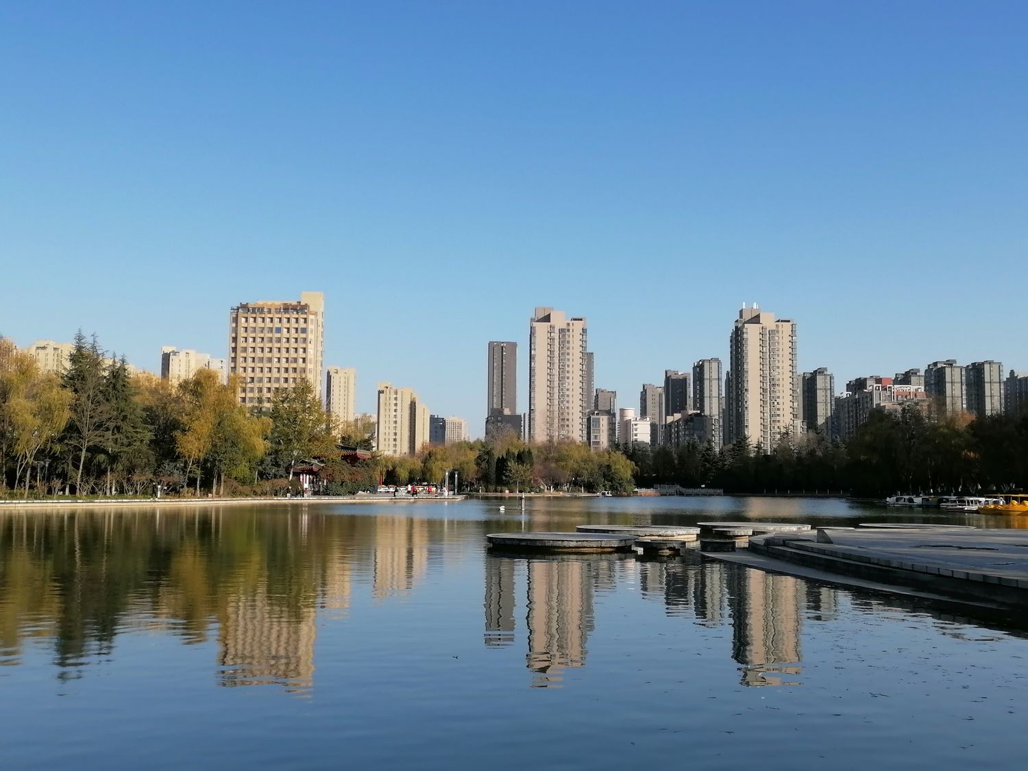 Fengqing Park in the warm sun in winter - iNEWS