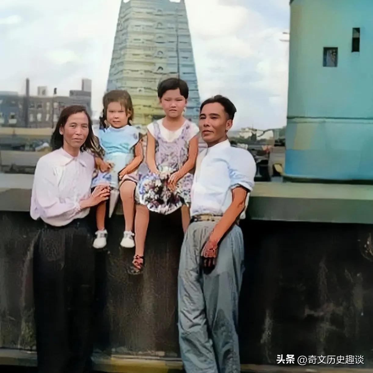 A rare group photo of "Yongxing Yizhihua" in 1949 with his brother He ...