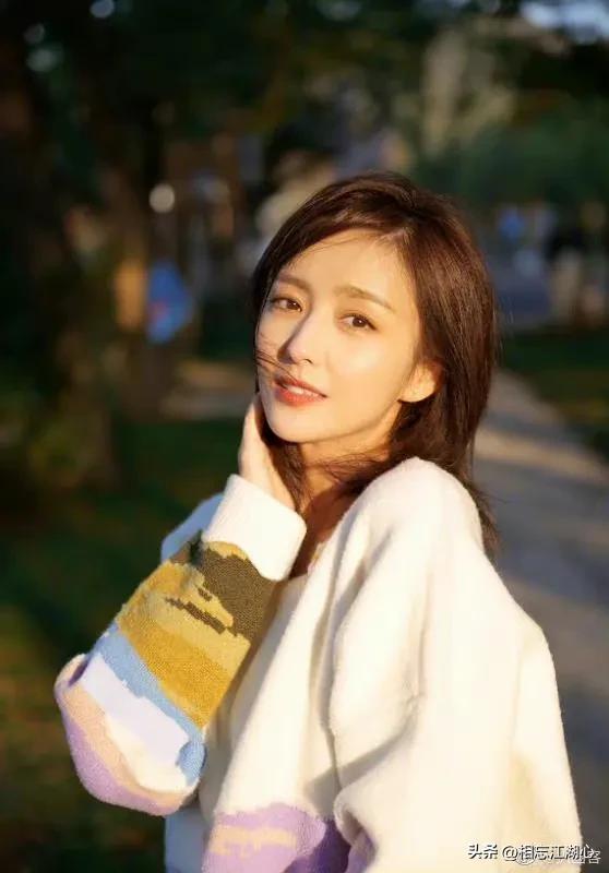 The beautiful and atmospheric Tong Liya is elegant and charming - iNEWS