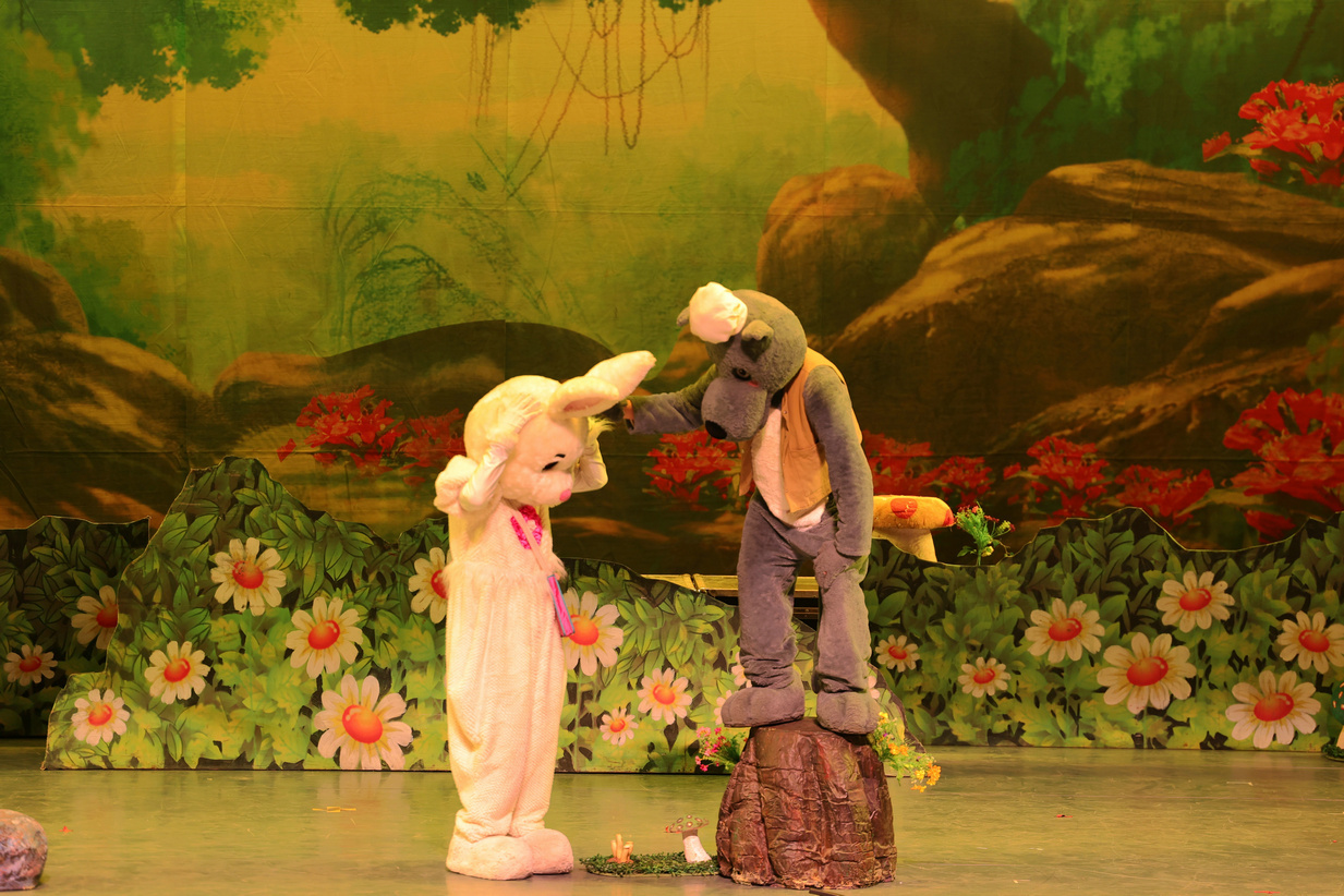 The classic fairy tale puppet show "Little Red Riding Hood" came to ...