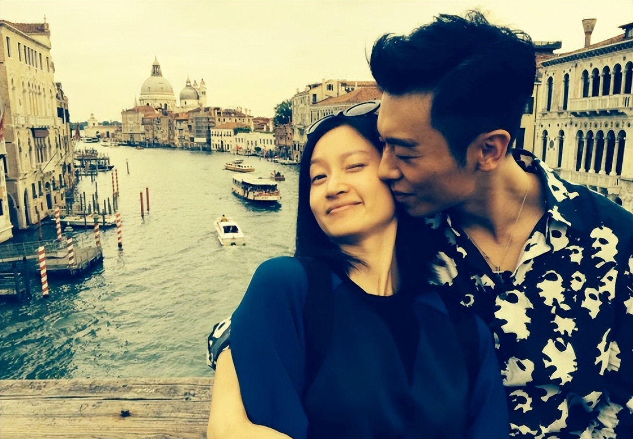 Zhu Yawen and Shen Jiani kiss hotly on the street. After 10 years of marriage, they are still ...