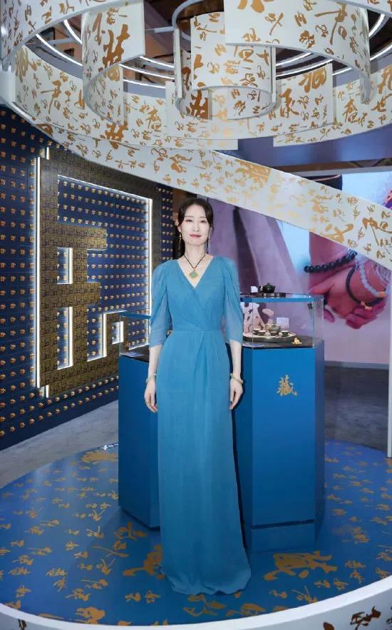 Liu Mintao's long blue dress and confident smile fully show the ...