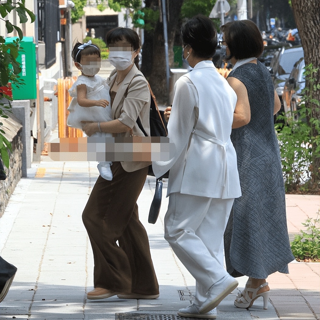 Yang Youning posted a sweet photo of the wedding scene, holding hands ...