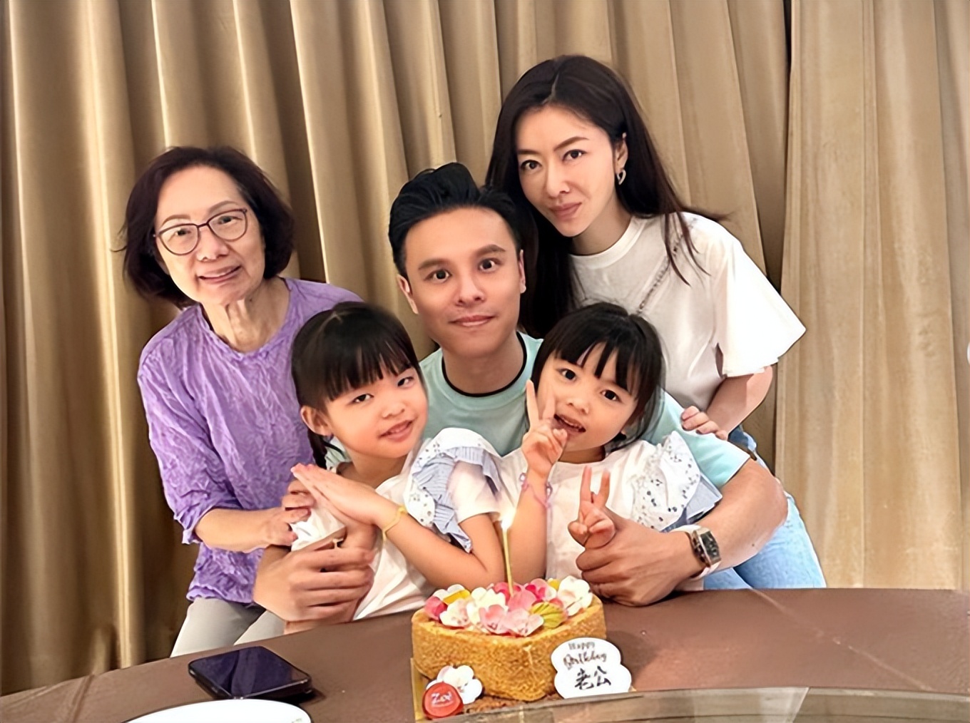 Xiong Dailin's husband posted a family portrait on his birthday! The twins are getting less and ...