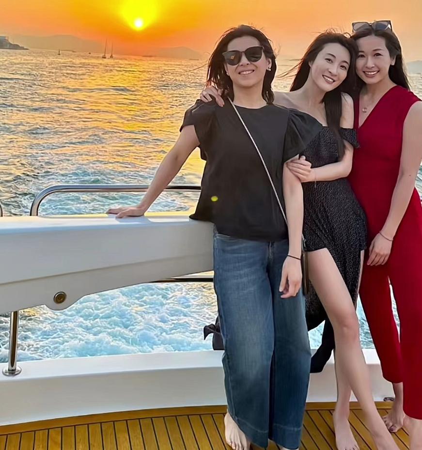 After watching TVB, a luxury yacht went out to sea. All the actresses ...