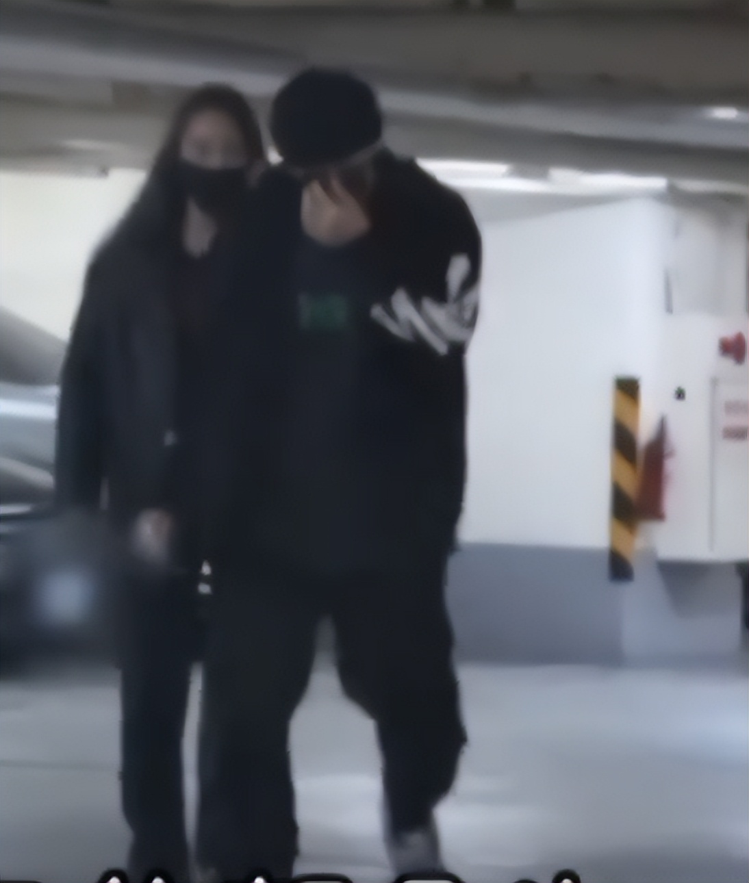 Jay Chou takes his wife shopping in a luxury car!Because the car is too ...