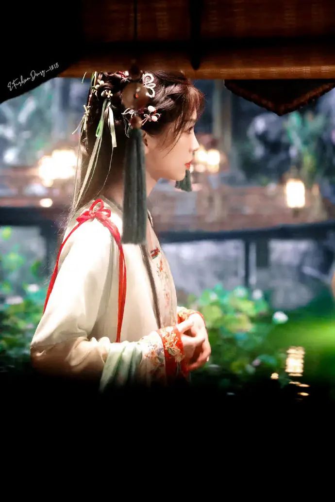 Yu Shuxin looks in ancient costume! Ruan Meng cute pouting mouth ...