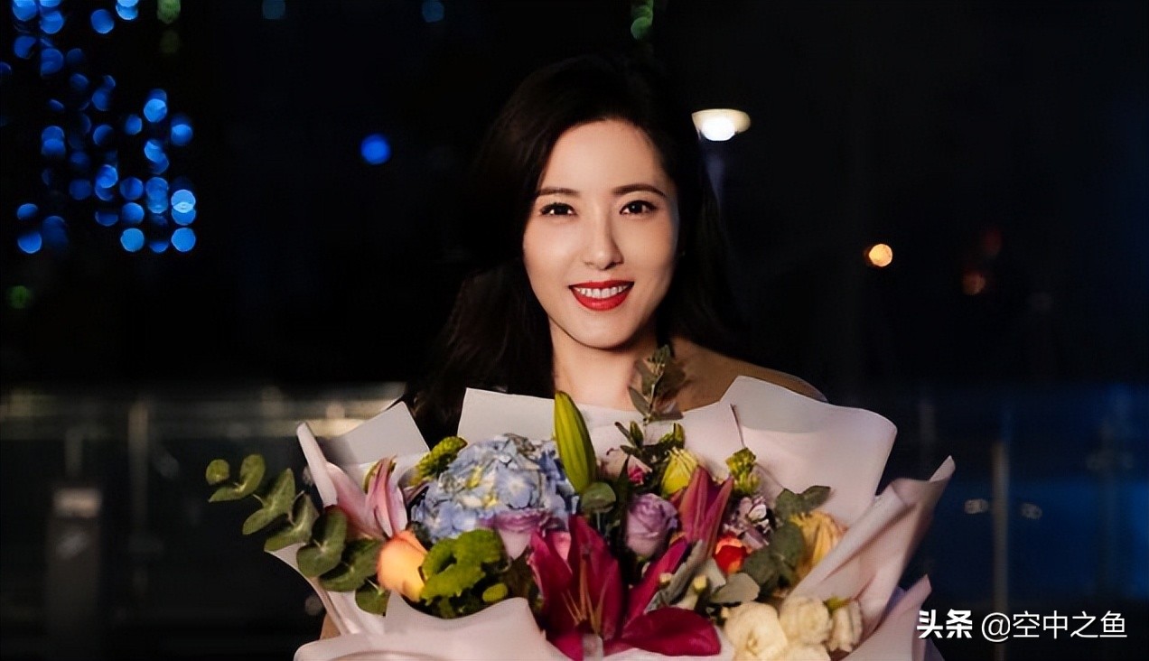 Wang Xiaochen and Zeng Li are in the same frame, they look like two sisters, they don't look ...