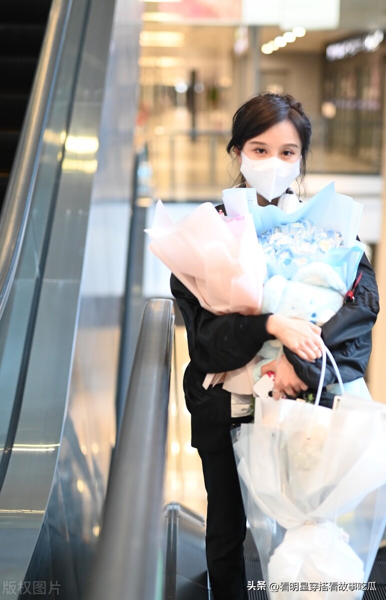 Duan Yixuan shows up at Shanghai Airport, her eyes are so gentle, her ...