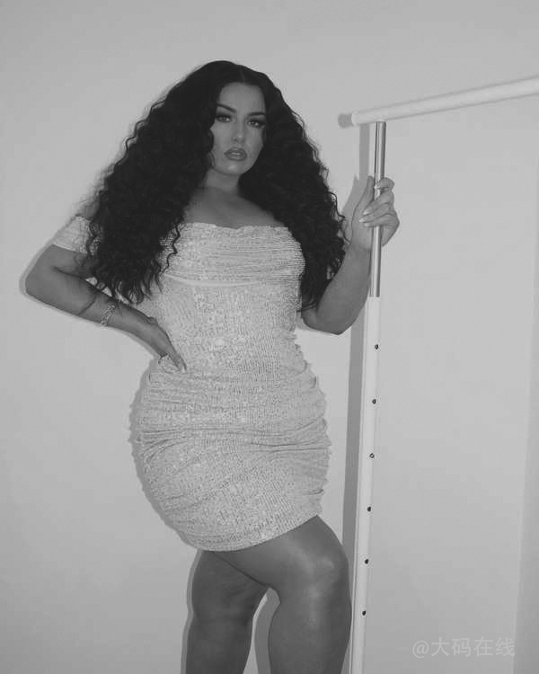 British plus-size model Amy De (Amie·Dev) - iMedia