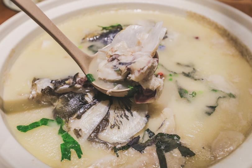 The bubbling fish head stove is served with a bowl of soup! - iNEWS