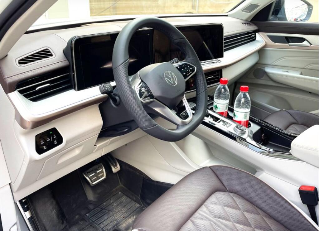 Application of two-color car paint on the side of the car - iNEWS