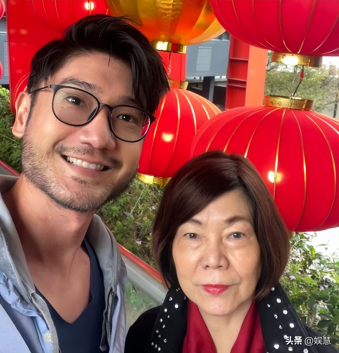 Gao Yuqiao posted a photo with his mother on Mother's Day, his face was ...