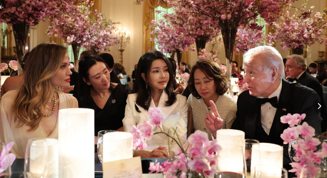 The translator of the First Lady of Korea! Wearing a little black dress ...