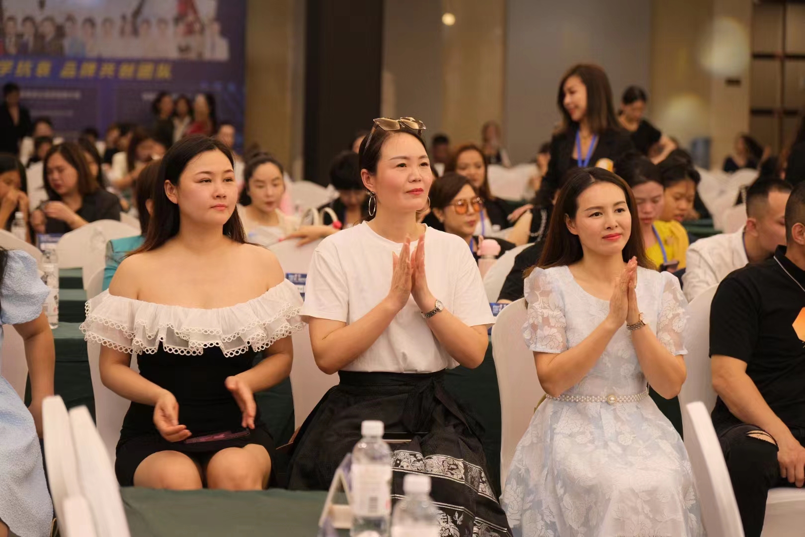 Hoarse male singer Yan Shuang won the 2023 Outstanding Singer-Composer ...