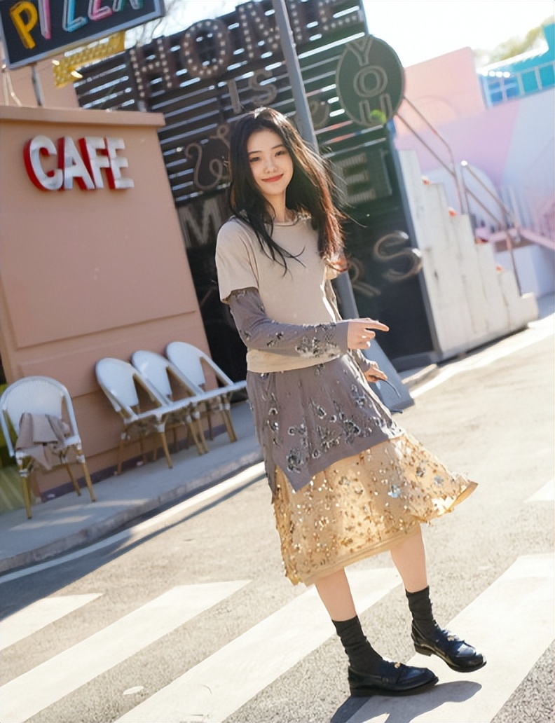 Liu Haocun's beautiful photos in spring, smiling brightly in the sun ...