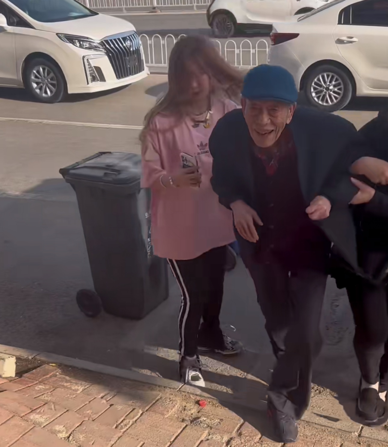 Han Zhao's behavior caused controversy! Kneeling and kowtowing to Yang Shaohua at the entrance ...