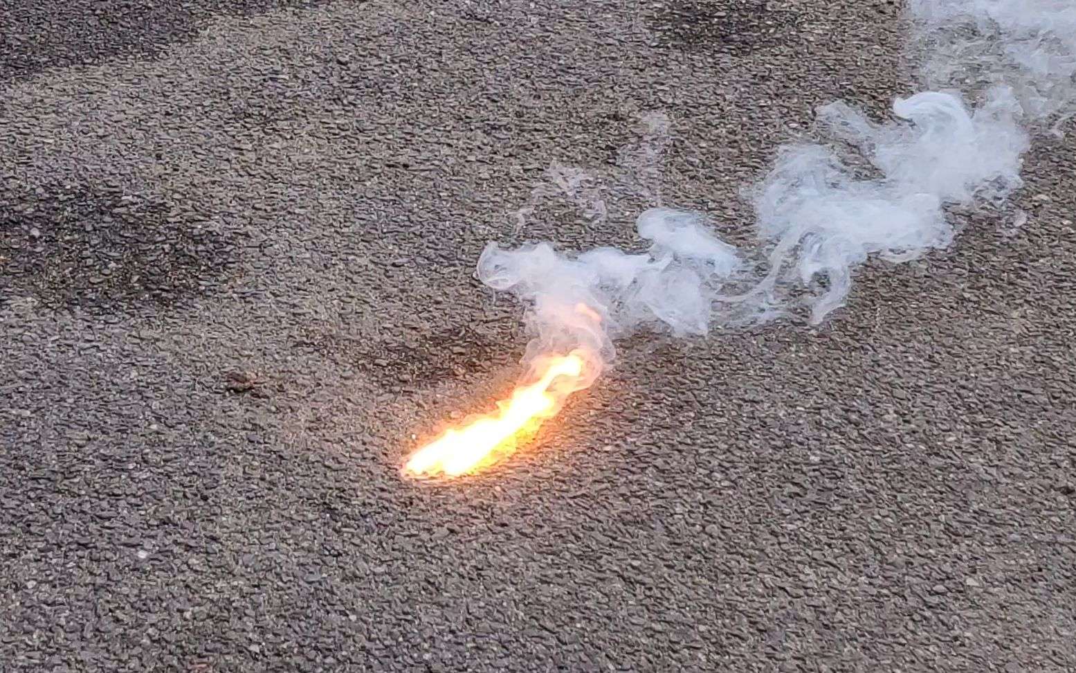 Why are white phosphorus bombs banned by humans?Burn through the flesh ...