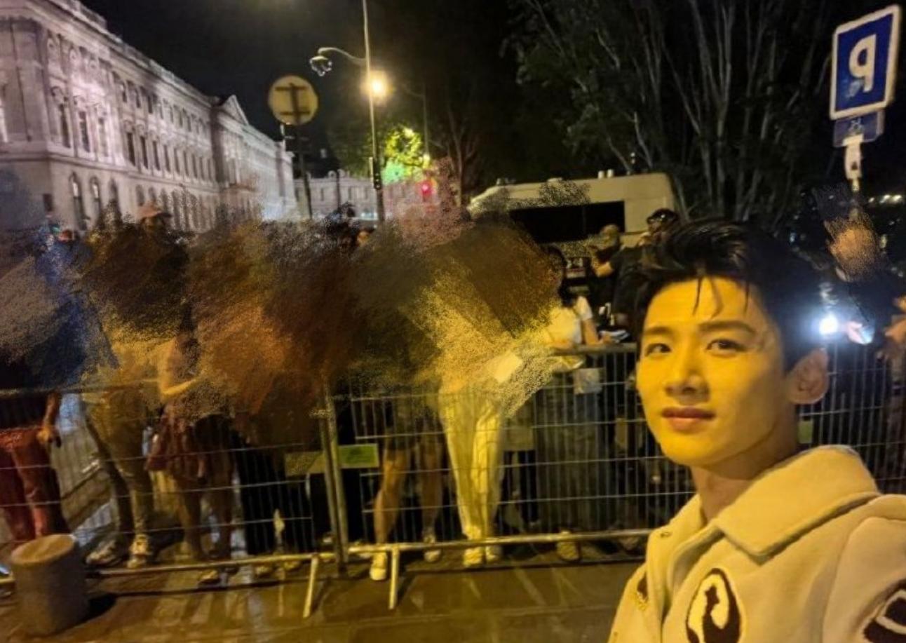 Bai Jingting took a group photo with many fans, handsome and handsome ...