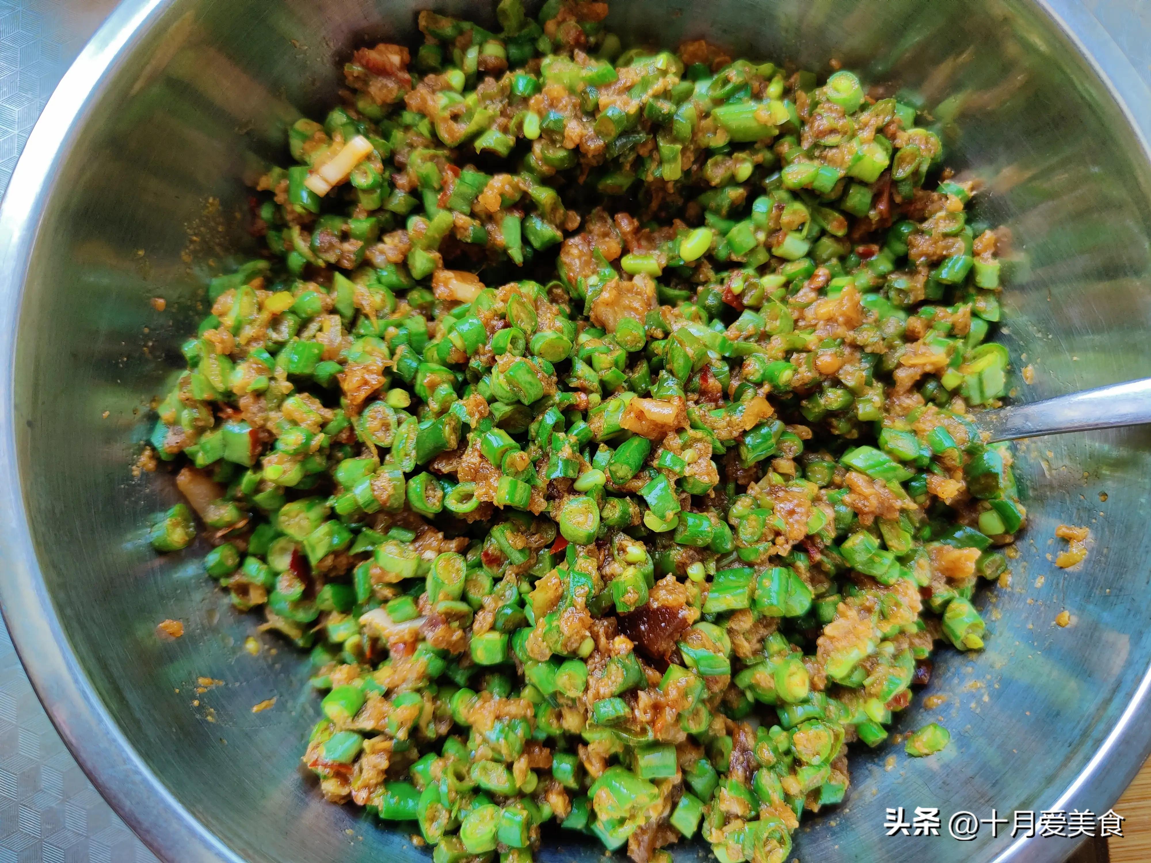 Steamed buns stuffed with oil dregs and cowpea - iMedia