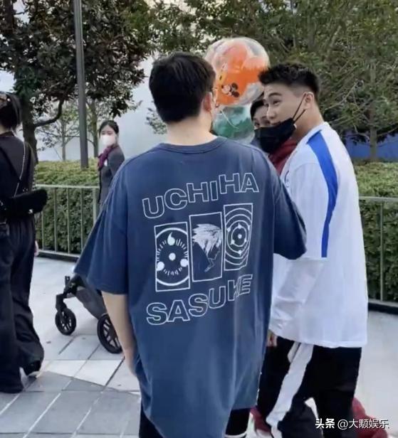 He Youjun took his son to celebrate his birthday, and the family went ...