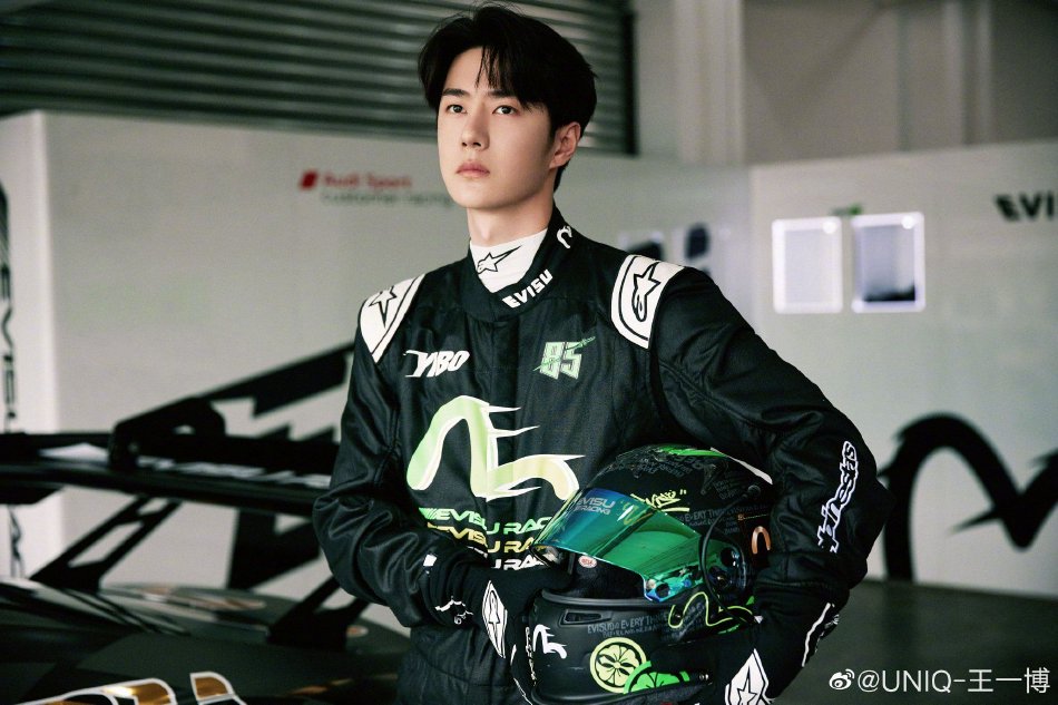 Wang Yibo shared the six-square-grid random photoshoot, wearing a ...